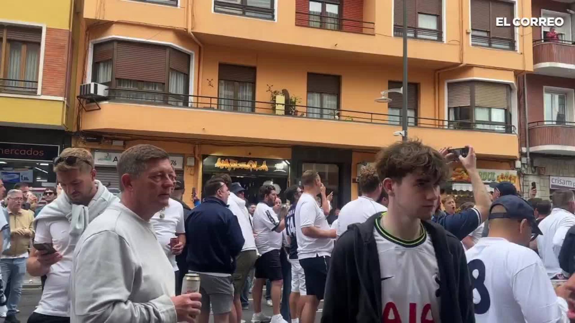 Los aficionados del Tottenham se reúnen en la calle Gordoniz antes de ...