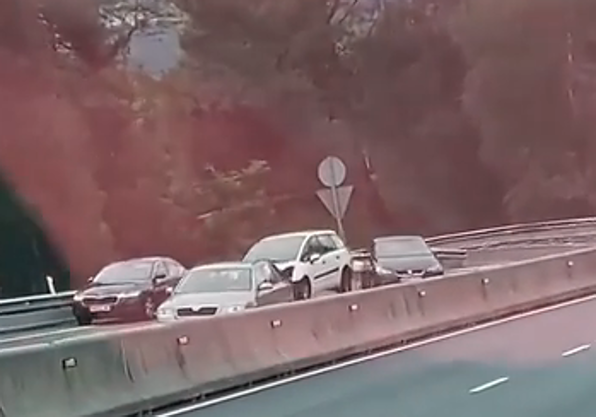Un camión portacoches pierde un vehículo que choca contra tres turismos ...