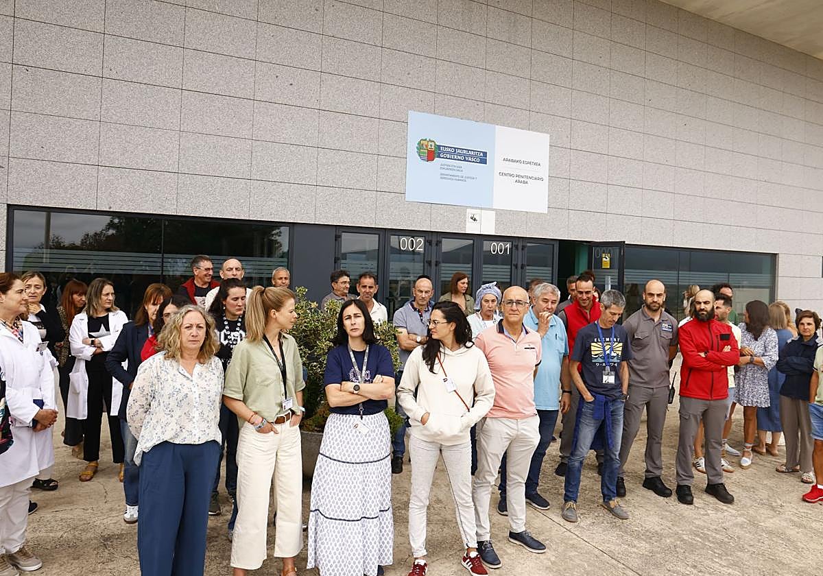 La plantilla de la cárcel vasca de Zaballa recuerda a la psicóloga ...