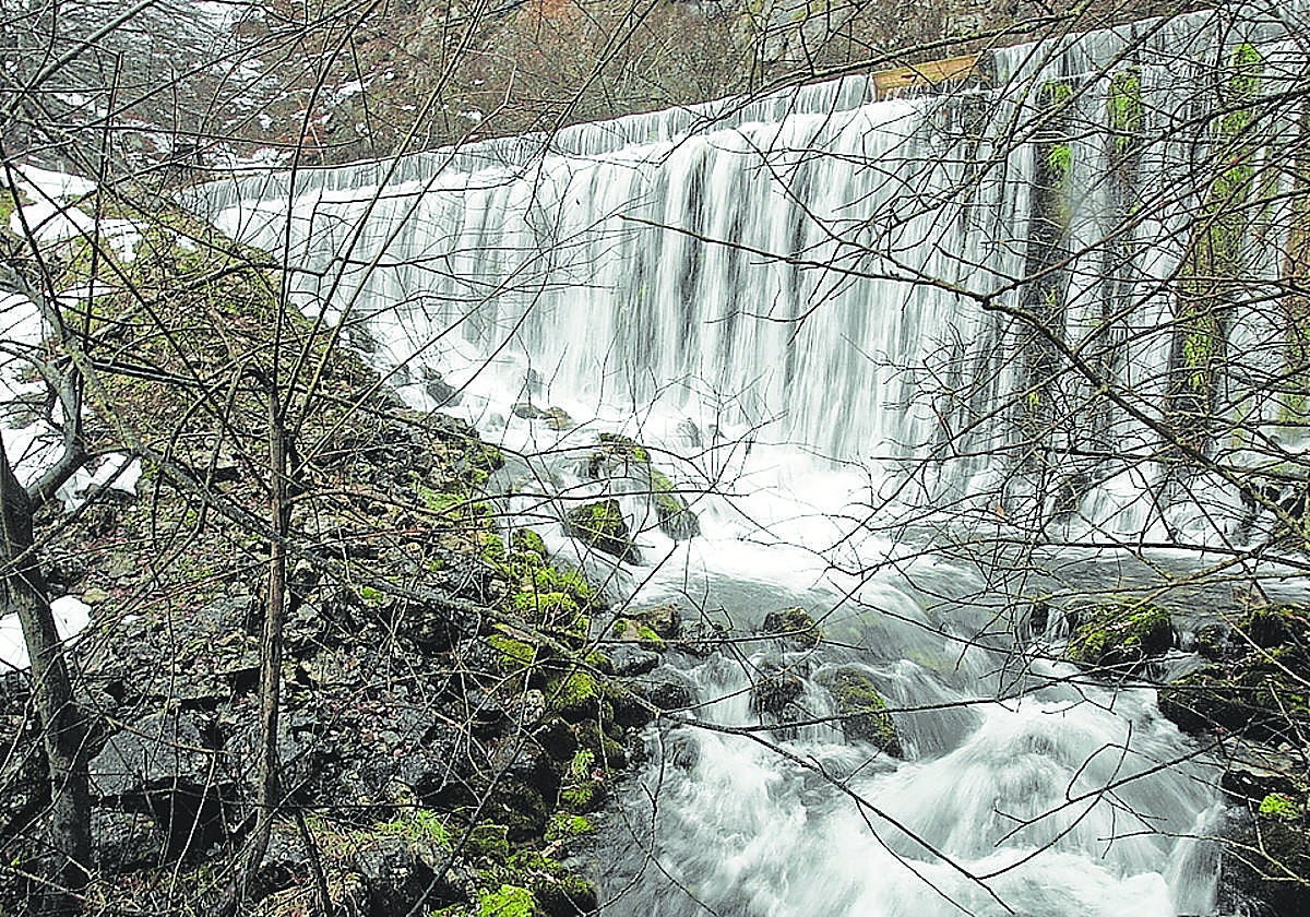 El agua salta con fuerza en el parque Aizkorri-Aratz | El Correo