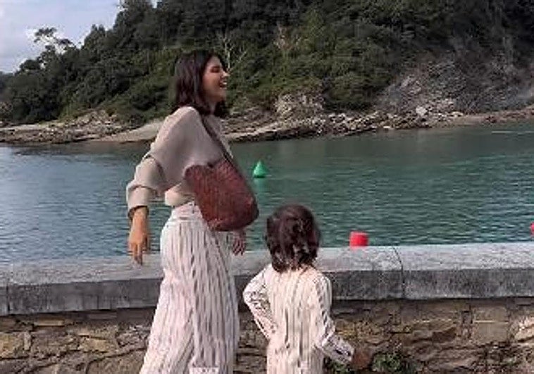 El tierno momento de María García de Jaime con su hija en una turística ...