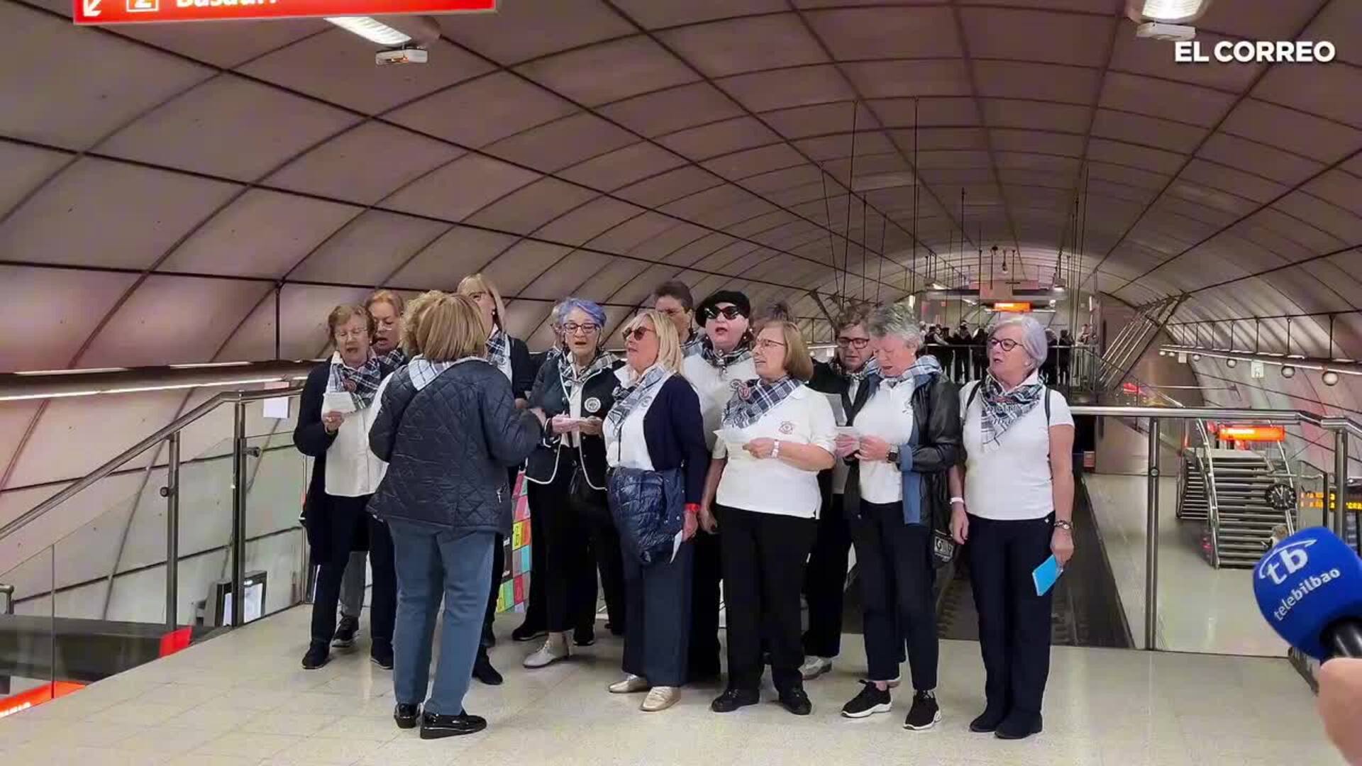 Un coro canta el 'zorionak zuri' al metro de Bilbao en su 30 aniversario | El Correo