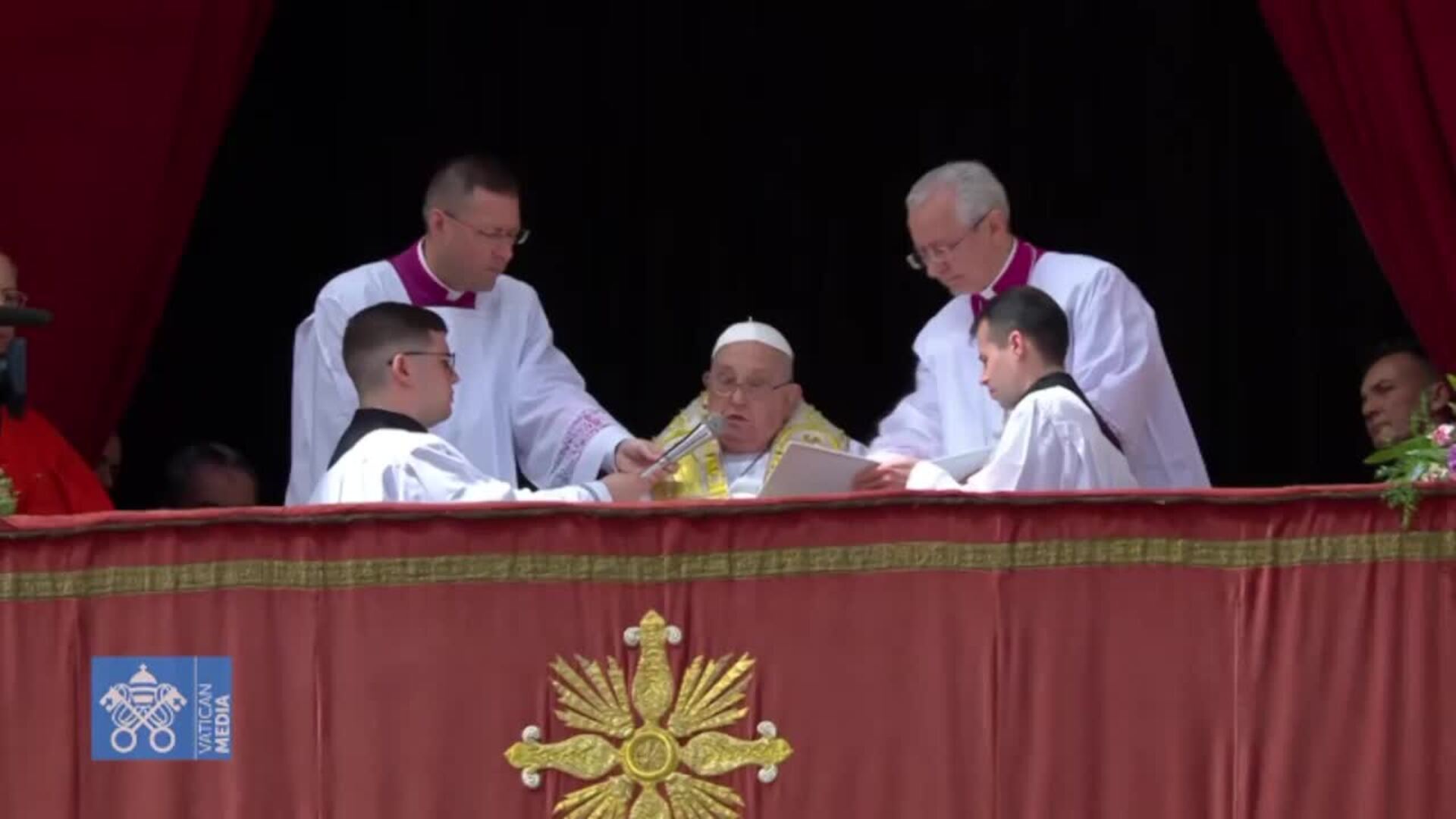 El Papa imparte la bendición 'Urbi et Orbi' desde el balcón de la basílica de San Pedro | El Correo