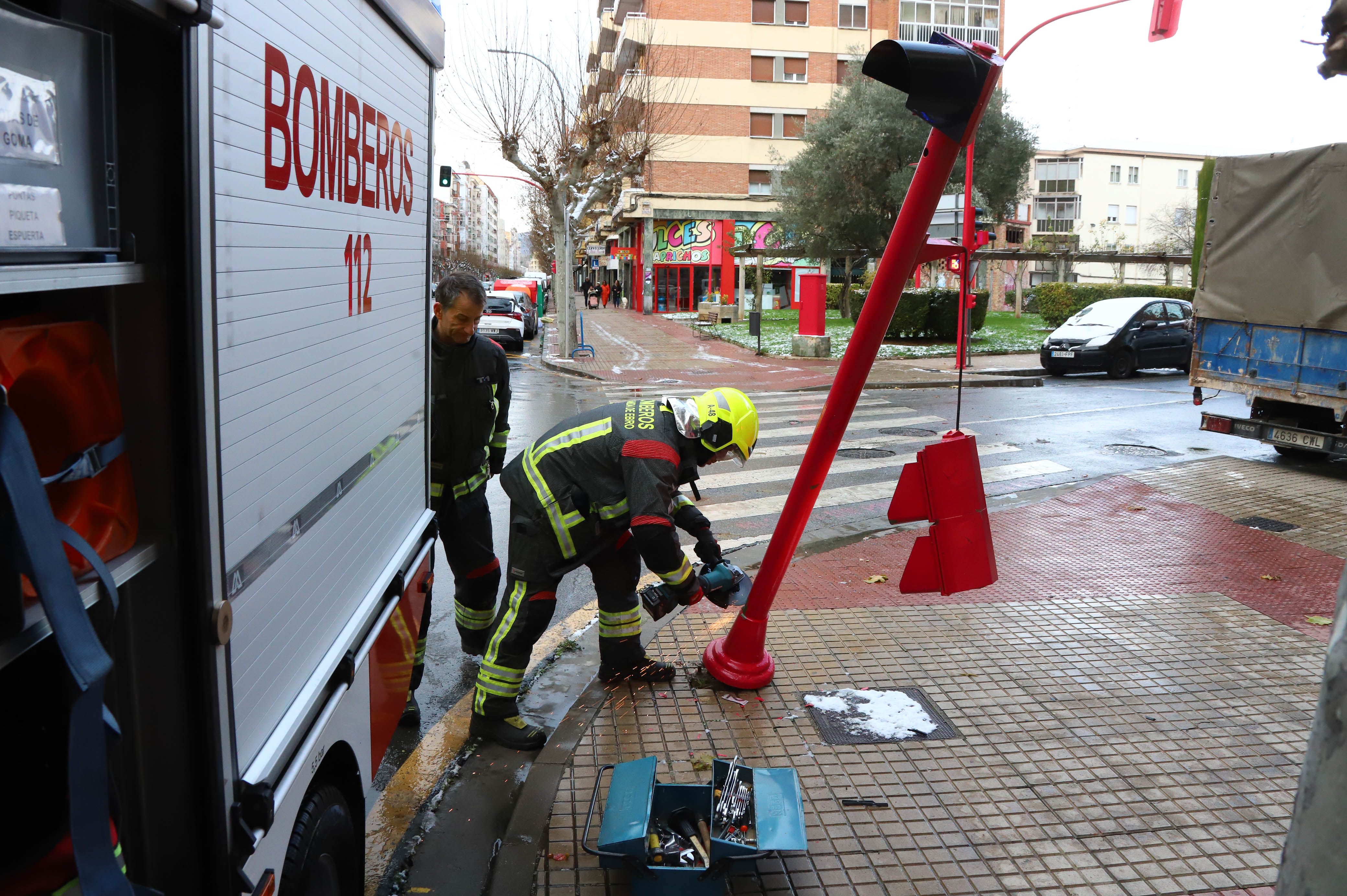 El hielo deja cuatro accidentes y un semáforo colgando en Miranda | El ...