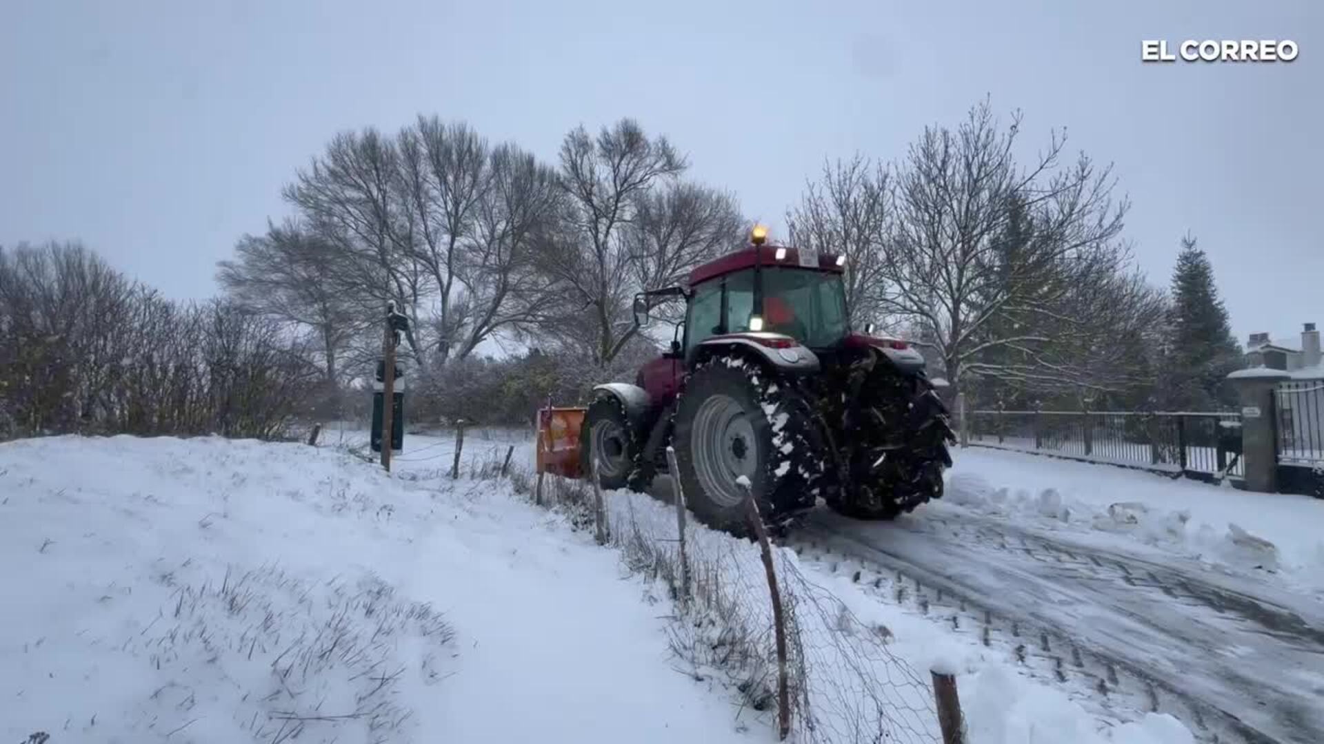 Así trabaja el quitanieves en Araia | El Correo