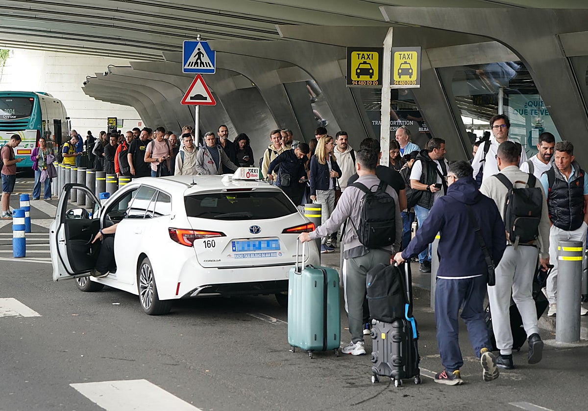 Bizkaia renuncia a reforzar el servicio de taxi en Loiu en verano tras ...