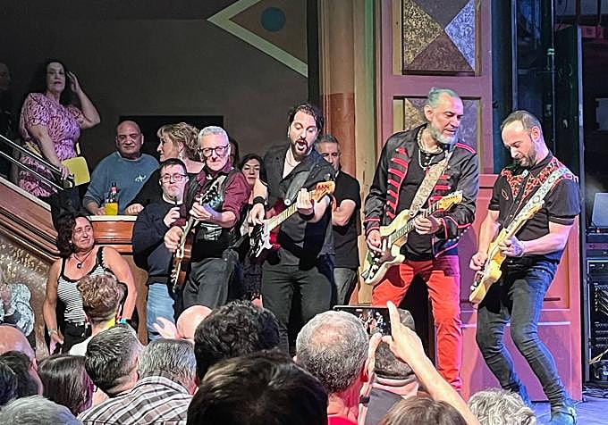 Las gotas de magia de Ramoncín en un Kafe Antzokia a tope | El Correo
