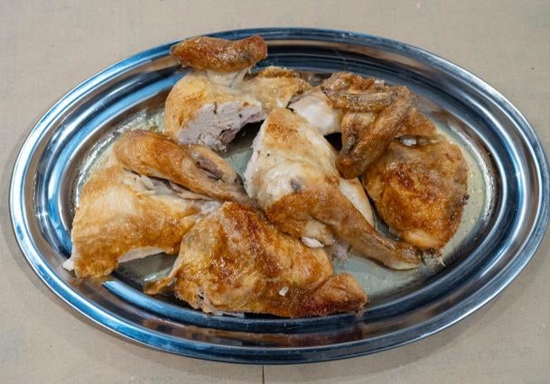 Pollo asado tradicional y otros platos con aires modernos en Sancho el ...