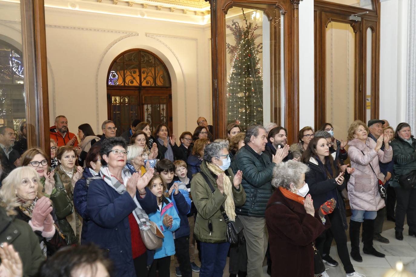 Fotos: John Fellingham y la Tuna de Derecho regalan música en Palencia ...