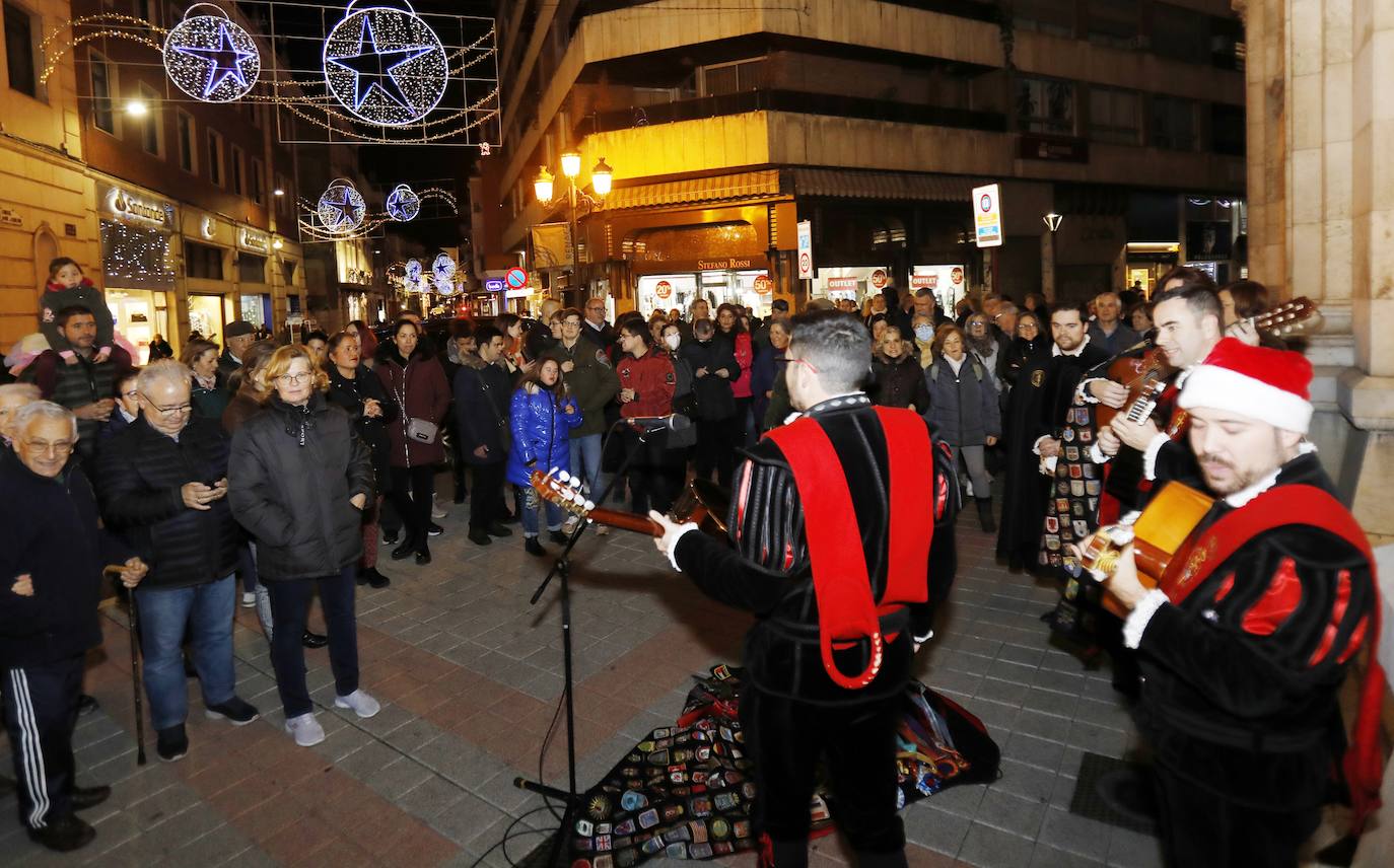 Fotos: John Fellingham y la Tuna de Derecho regalan música en Palencia ...