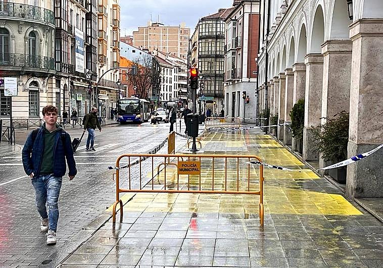 La lluvia destiñe las letras del Calderón y obliga a acordonar la zona ...