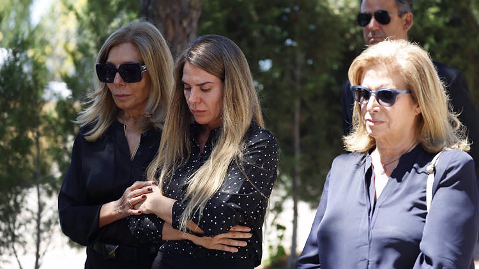 Maribel Yébenes se despide de su marido Antonio García-Ordóñez, junto a ...