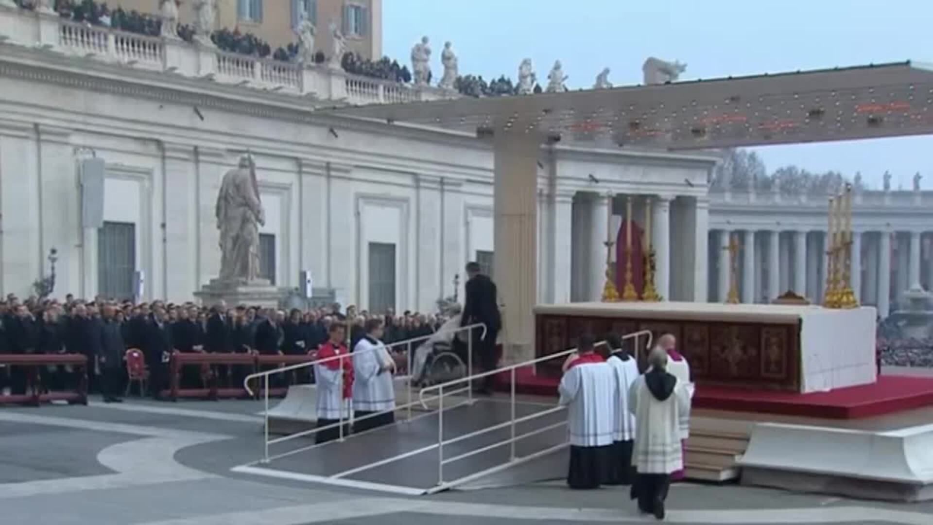 El Papa Francisco llega al funeral de Benedicto XVI | El Norte de Castilla