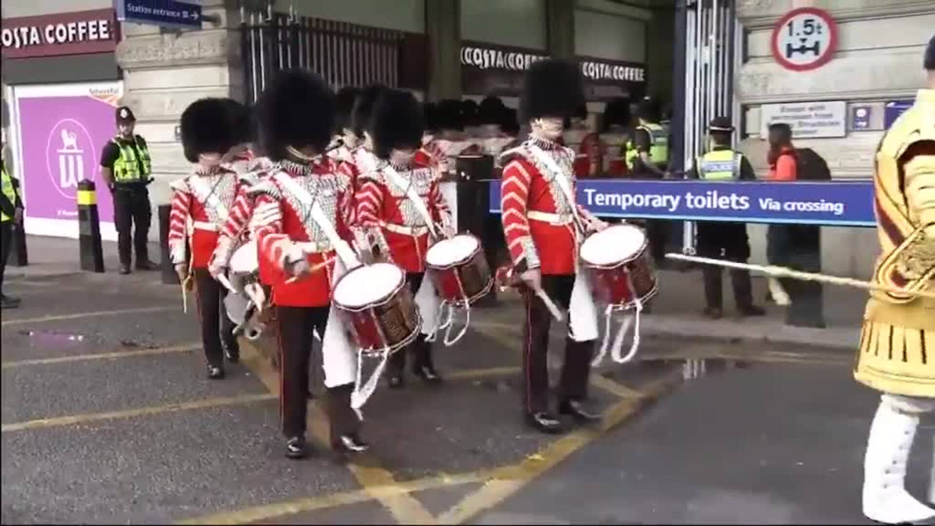 Miembros de la Marina Real británica llegan en tren a Londres para la ...