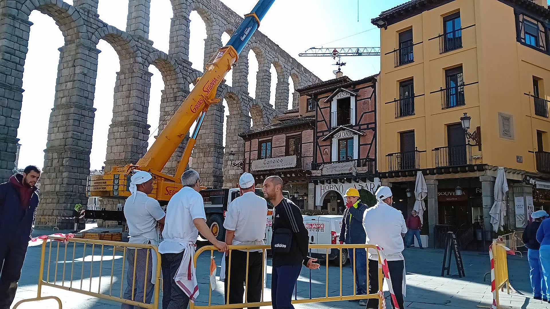 Una gran grúa para la obra de Cándido obliga a acordonar parte del ...