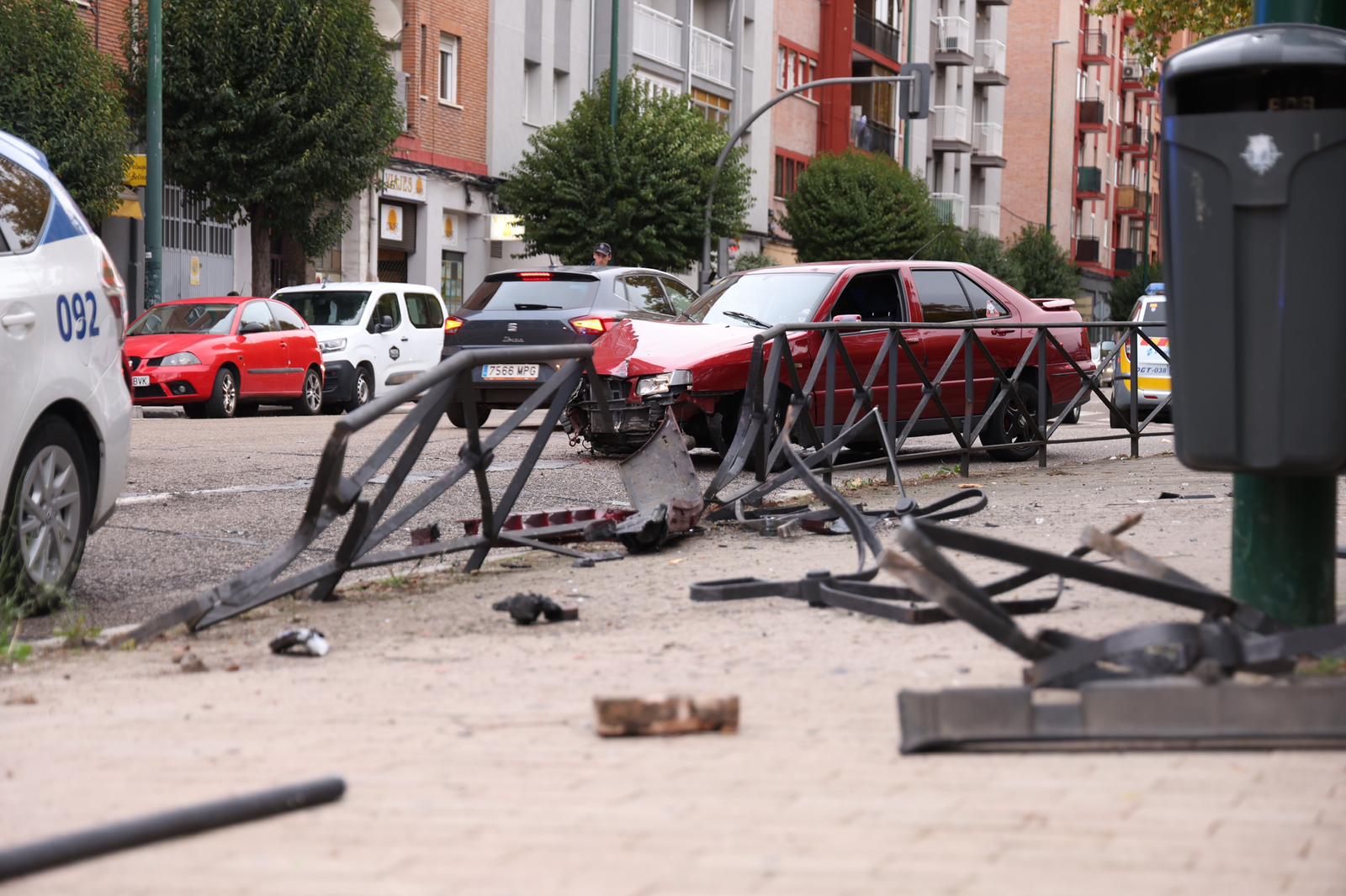 Destroza su coche al chocar contra una valla en Valladolid | El Norte ...