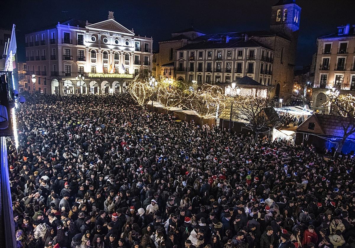 Miles de personas abarrotan la Plaza Mayor de Segovia durante la ...