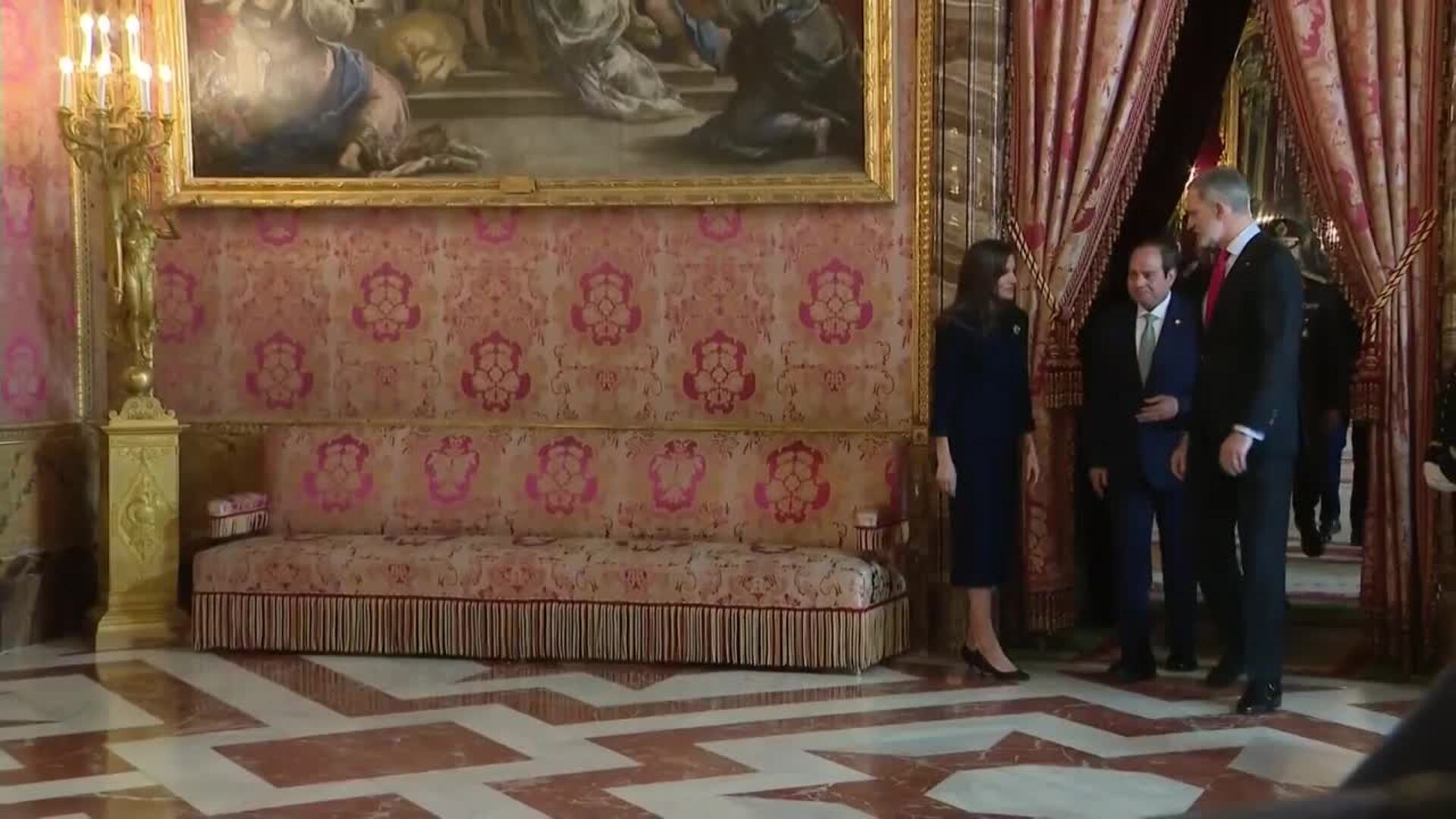 Toque especial en el look de la reina Letizia en el almuerzo con el ...