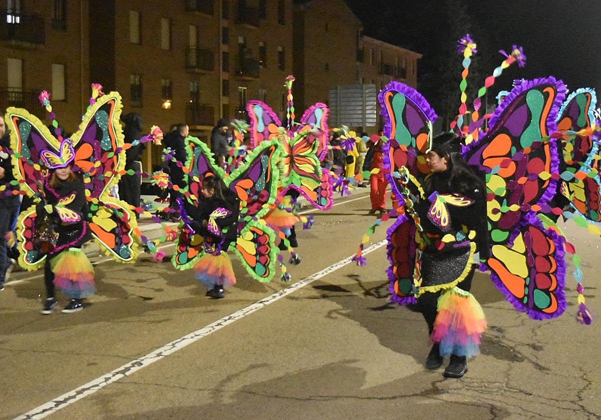 Aguilar concita a 700 animados participantes en el desfile de carnaval ...