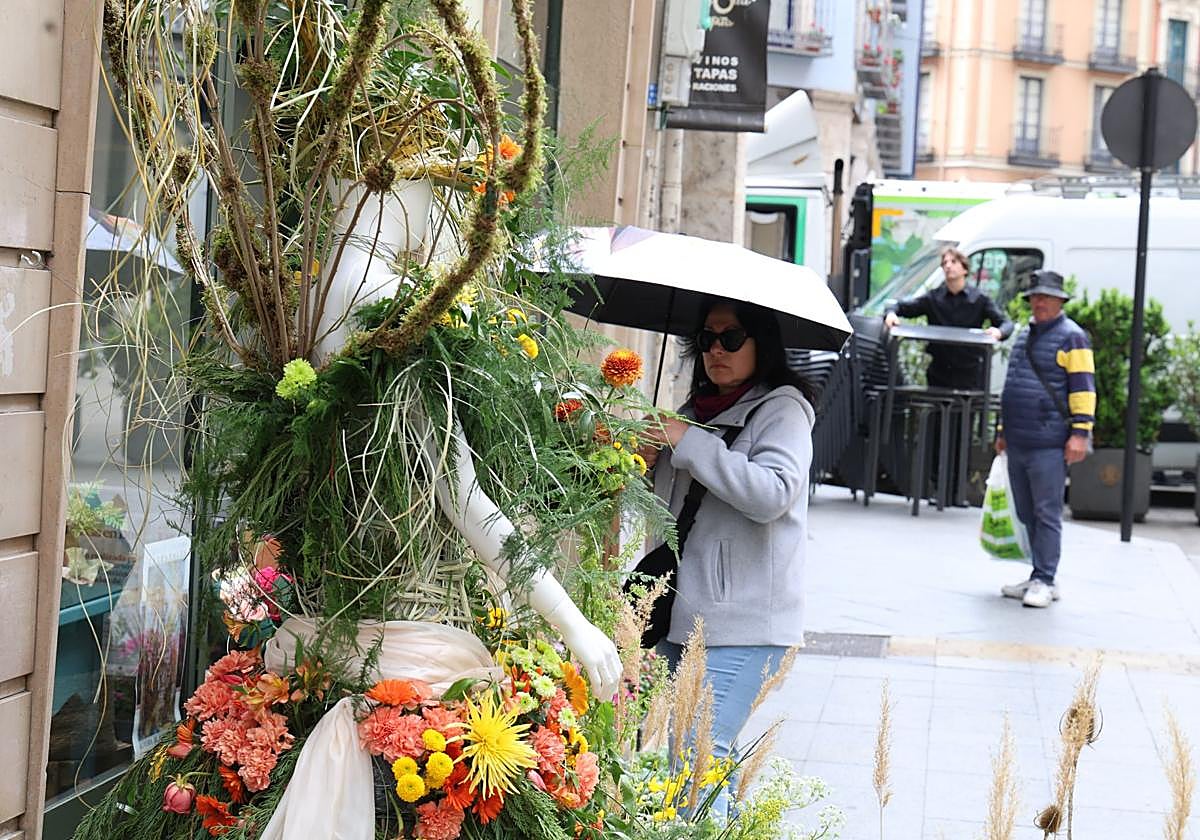 La calle Platerías se convierte en un cuento de hadas floral | El Norte ...