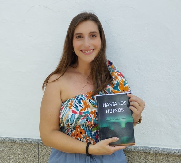 Amanda González presenta este viernes su novela 'Hasta los huesos' | Hoy