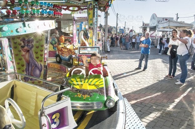 El parque de atracciones efímero mira al cielo | Hoy