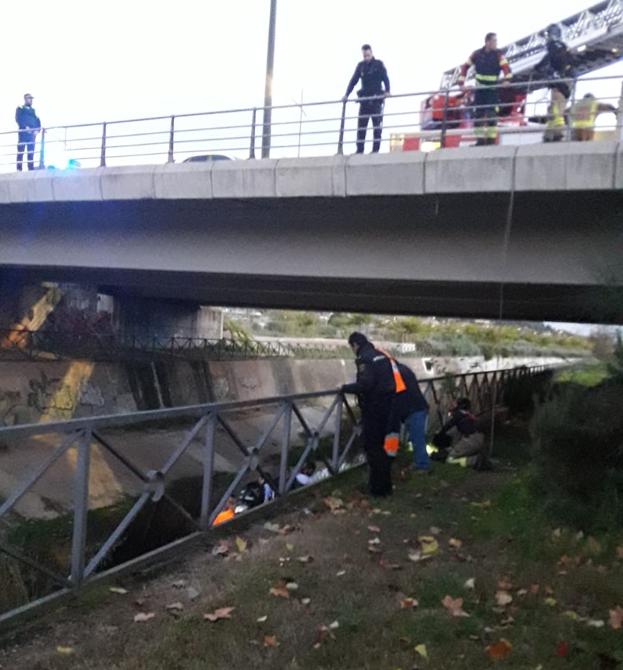 Los bomberos de Badajoz rescatan a un hombre herido tras caer al ... Los bomberos de Badajoz rescatan a un hombre herido tras caer al ...