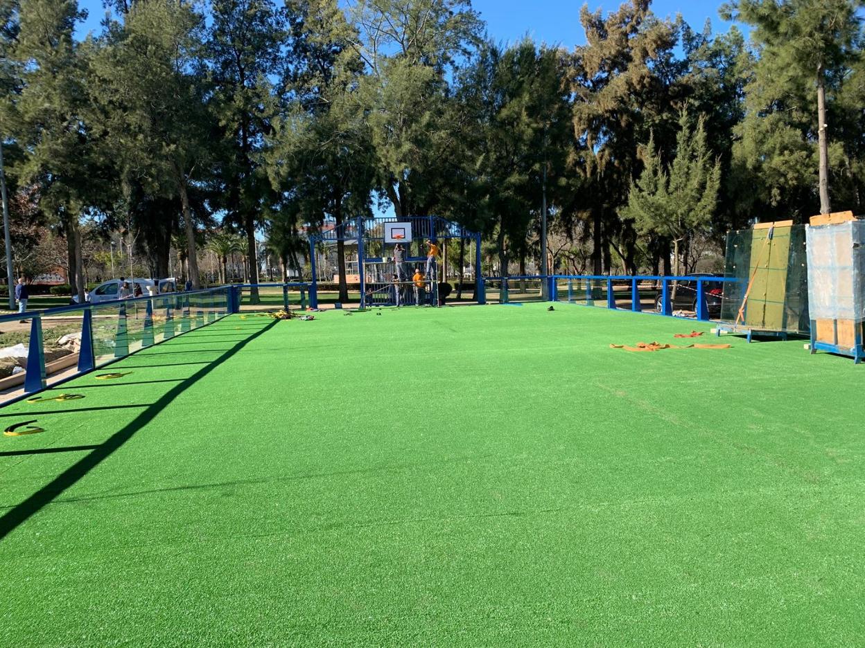 El parque Tierno Galván de Don Benito estrena pista multideportiva | Hoy