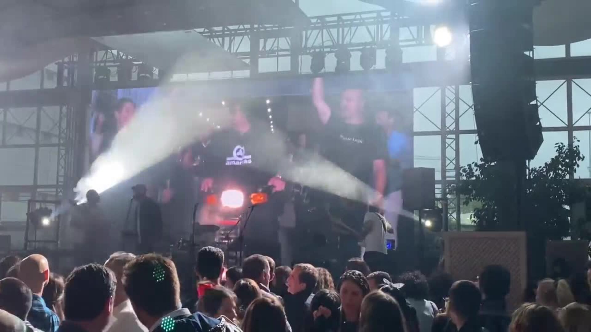 Los cuarentones se entregan a la gran fiesta de su generación | Hoy