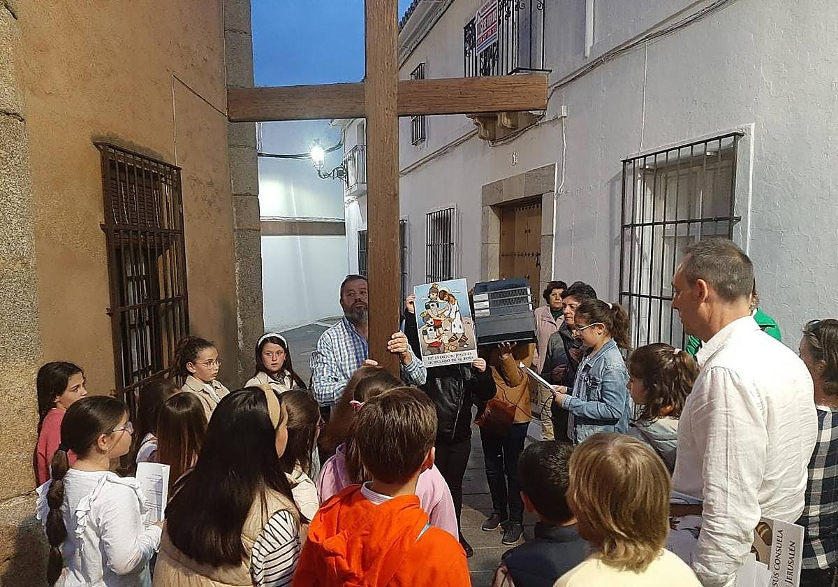 Los niños rezan el Vía Crucis del lunes y el Cautivo será protagonista ...