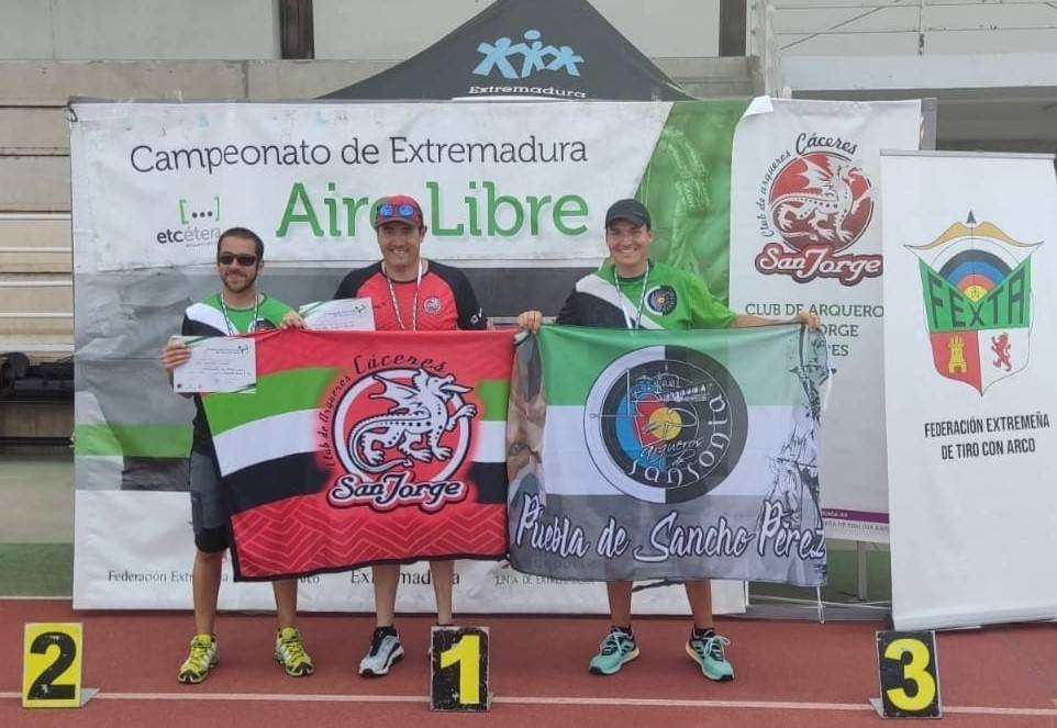 Julio Gordillo oro y plata en Liga y Copa extremeña de tiro con arco | Hoy