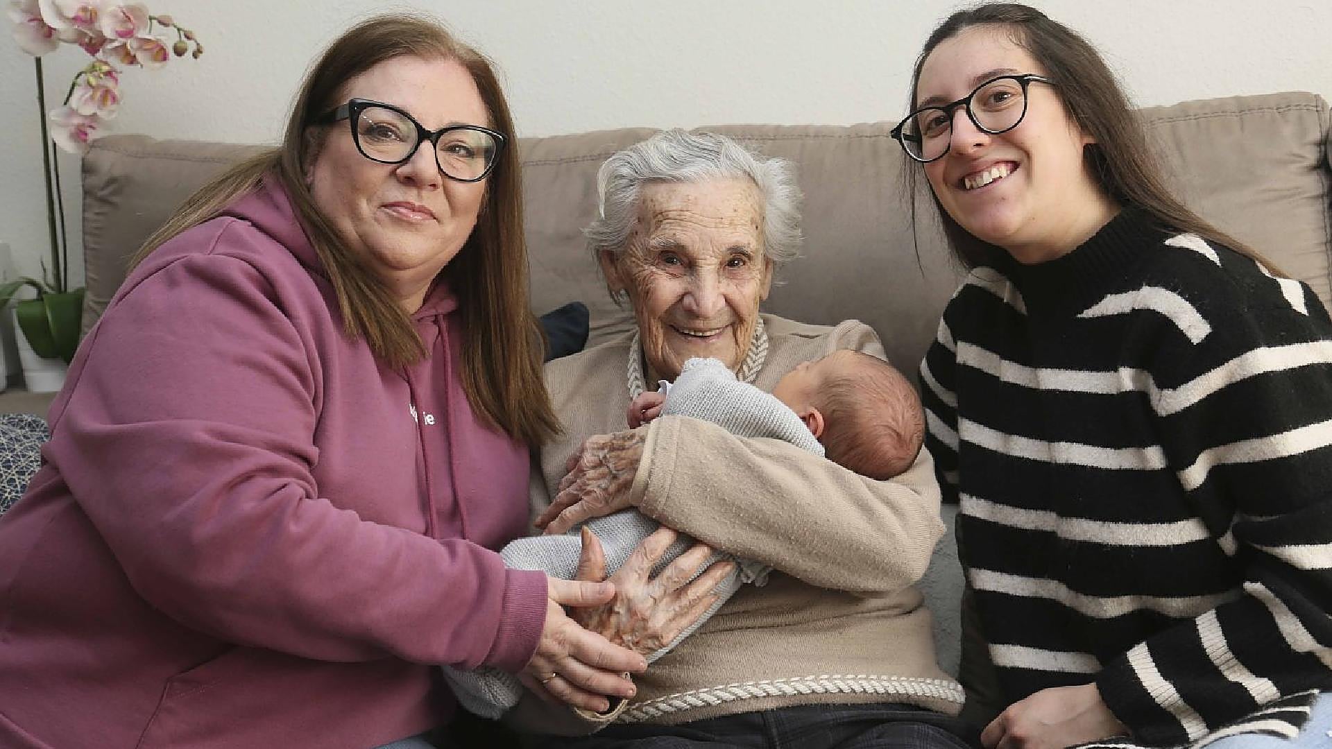 Y la tatarabuela Manuela conoce al pequeño Ares | Hoy