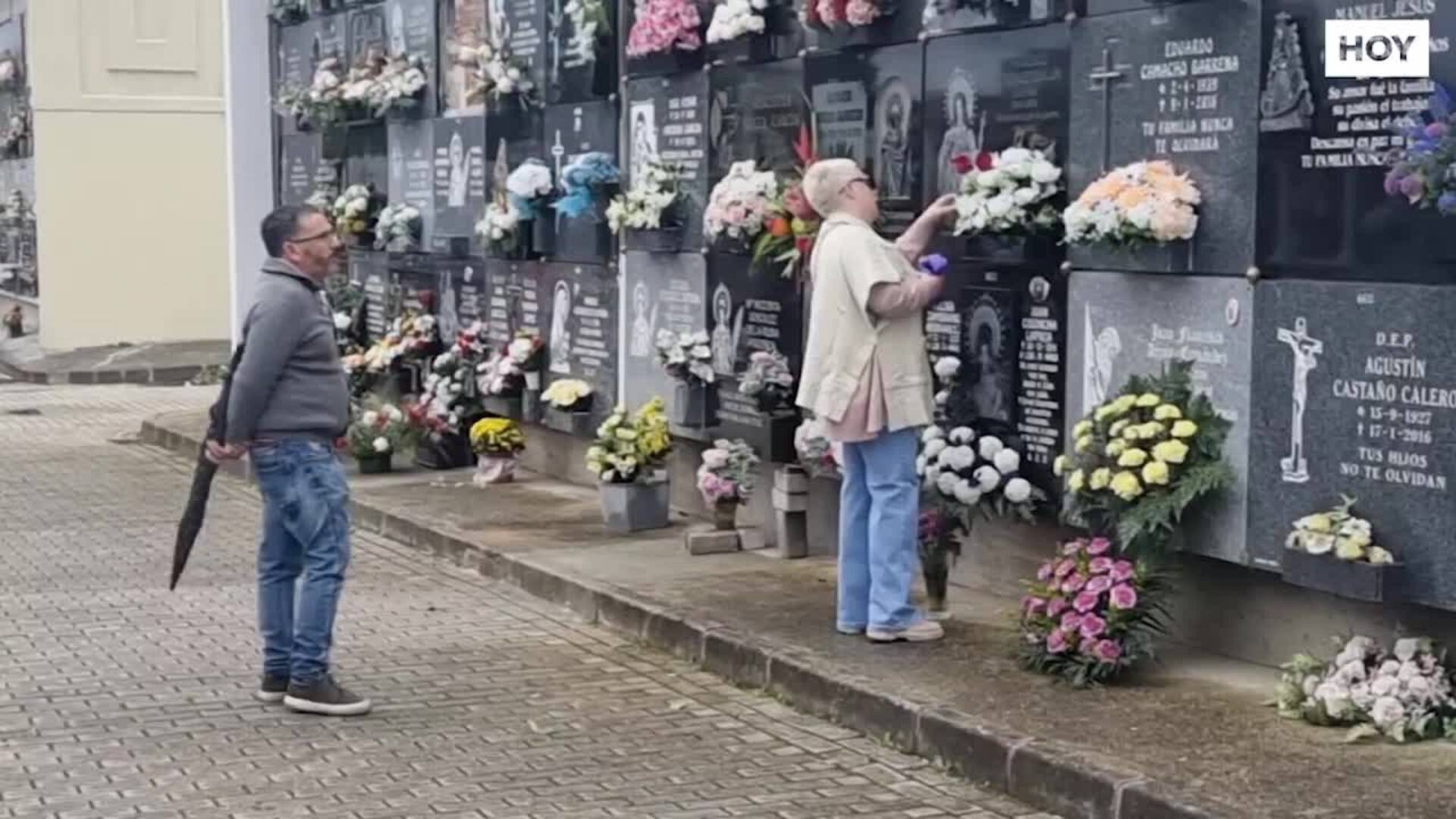 Los emeritenses recuerdan a sus seres queridos en el cementerio | Hoy