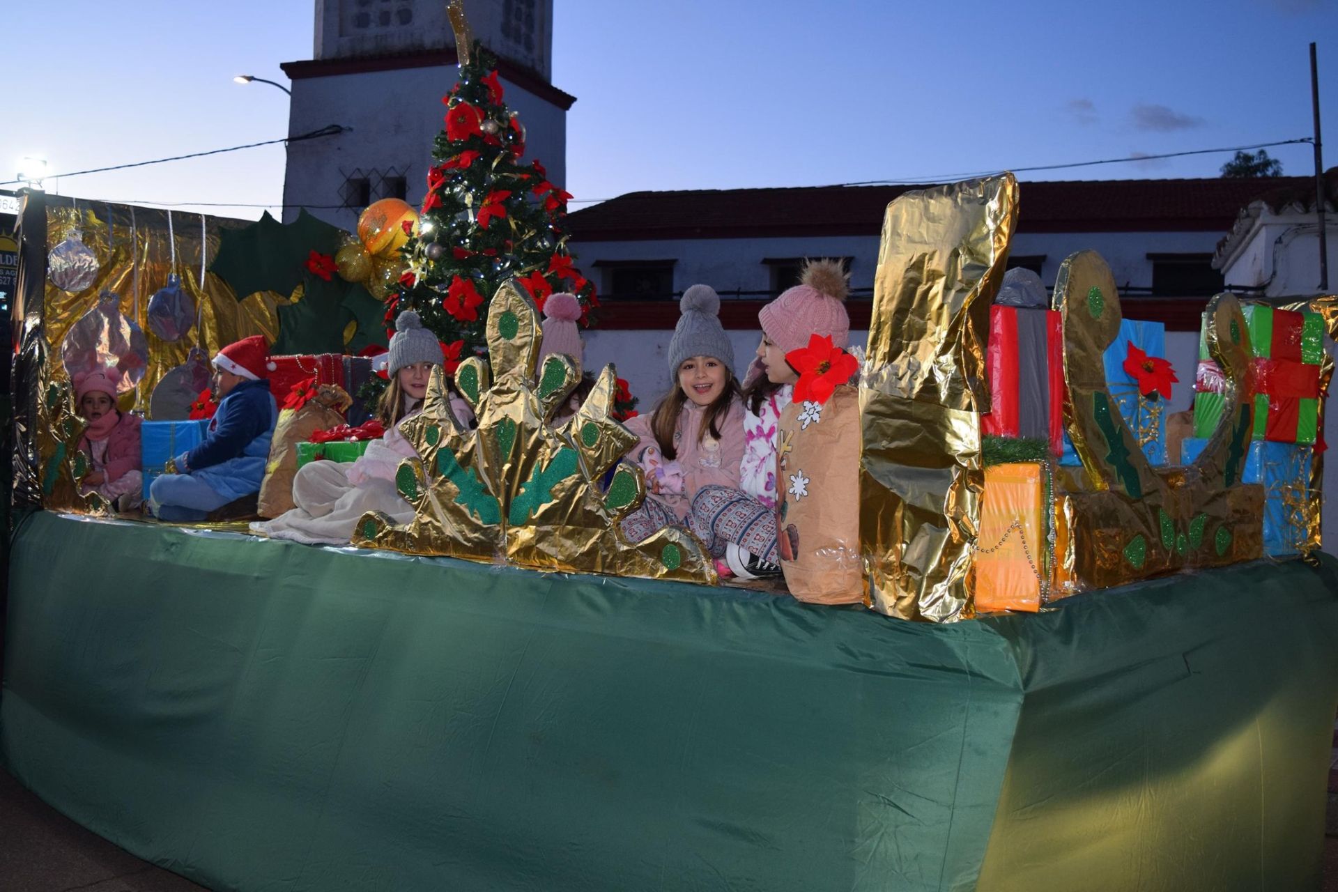 Mayores y pequeños esperan con ilusión la cabalgata de Reyes Magos | Hoy