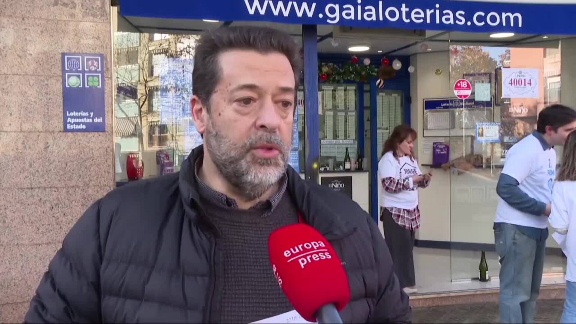 El lotero de Sant Boi (Barcelona) que regala lotería a los calvos ...