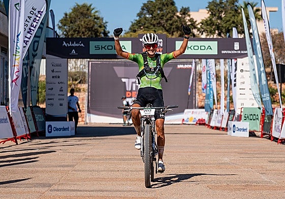 Natalia Fischer se estrena con victoria en la Titán Desert Almería | Hoy