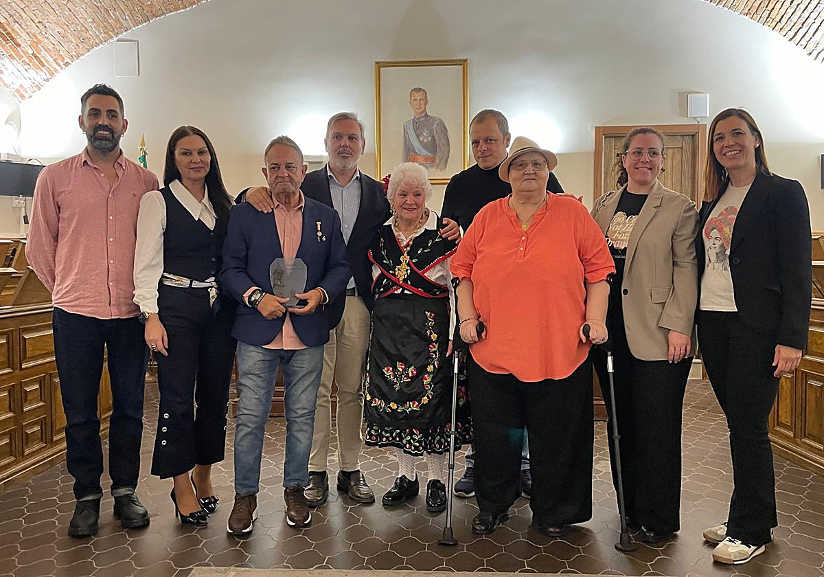 Joaquín Micot, de Cruz Roja, y Julia García, de Cáritas, premios Abuelo ...