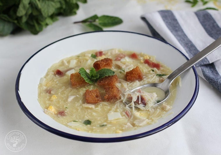 Sopa de picadillo con pollo, verdura y jamón serrano | Ideal