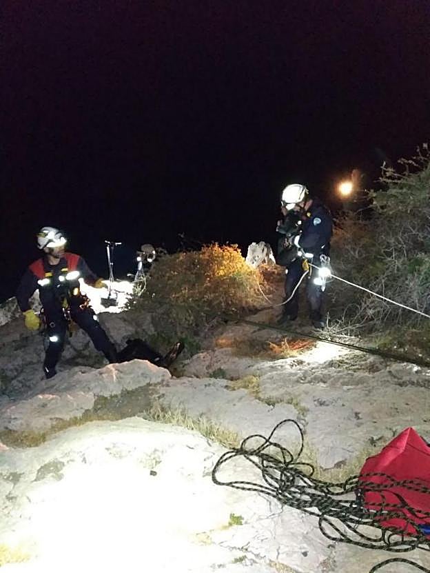 Rescatan a un hombre atrapado entre las rocas en Salobreña | Ideal