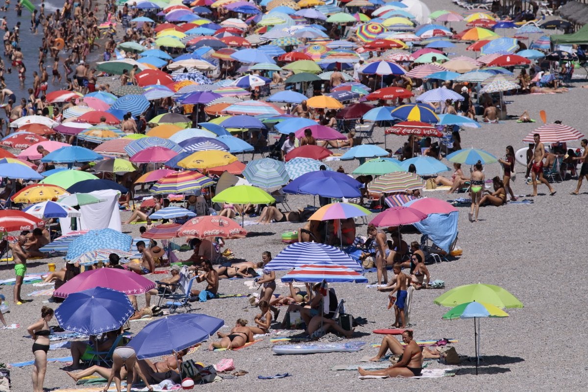 Fotos: Las playas abarrotadas en la Costa contrastan con las calles de ...