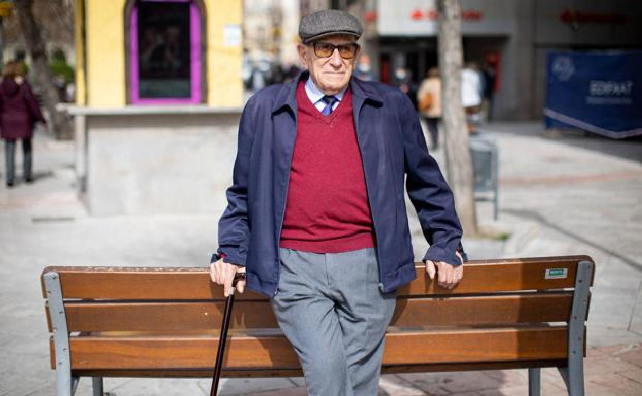 El Centro Artístico de Granada pide una estatua de Manuel Anguita junto ...