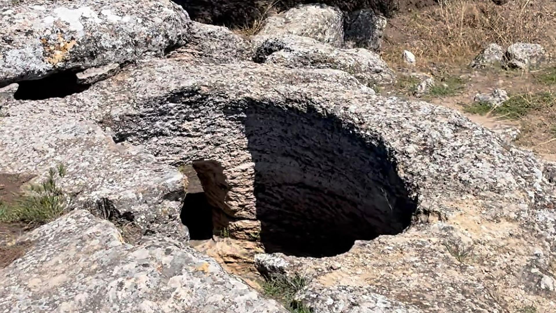 La desconocida ruta de las Necrópolis de Sierra Martilla en Granada | Ideal
