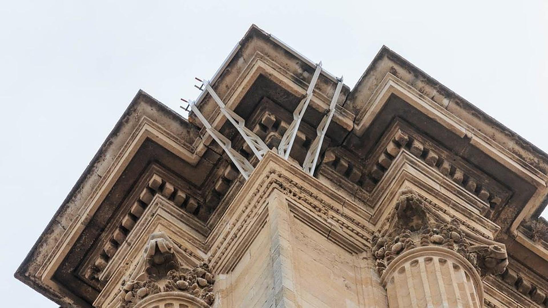Actúan ante posibles riesgos en una cornisa de la Catedral de Granada ...