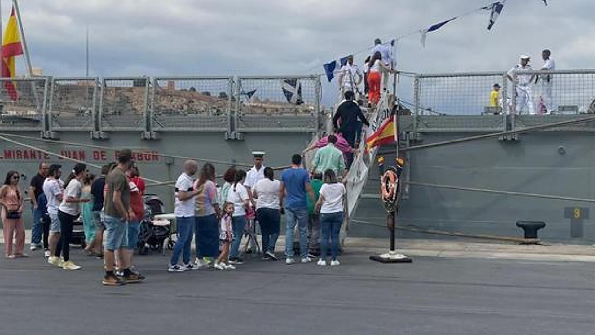 Centenares de almerienses visitan los seis buques de guerra en sus ...
