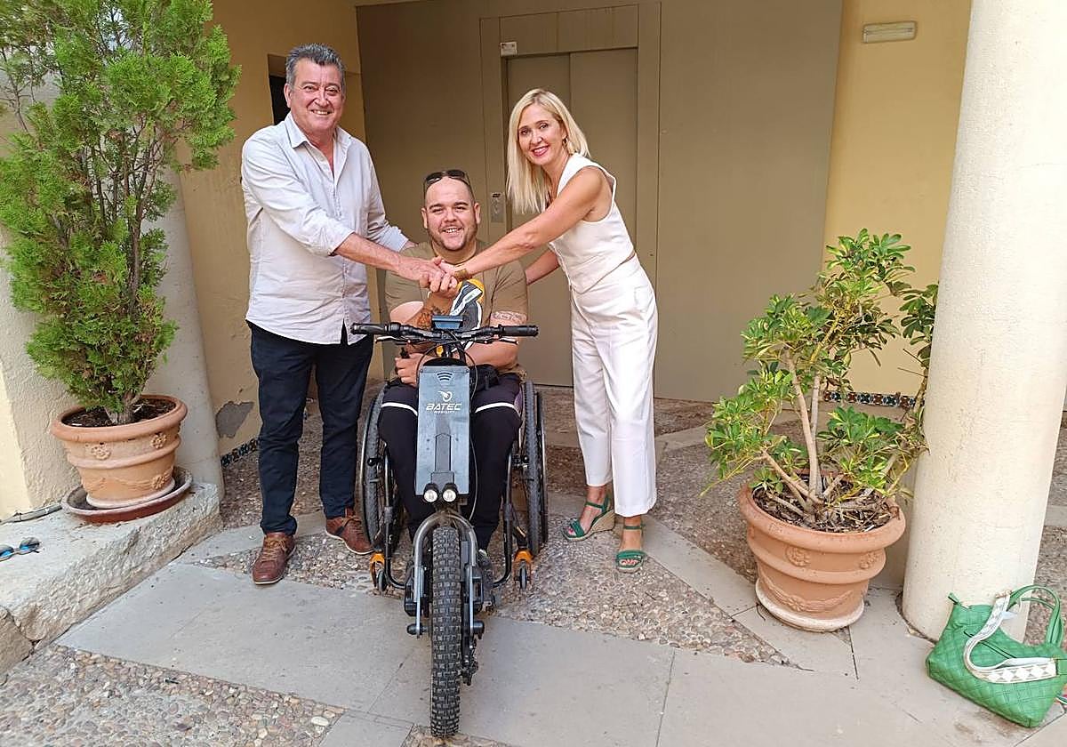 La caseta accesible de San Lucas tendrá camilla, grúa y una silla de ...