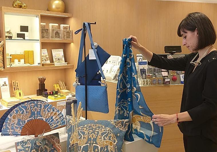 El pañuelo de la Alhambra se agota tras lucirlo Von der Leyen en ...