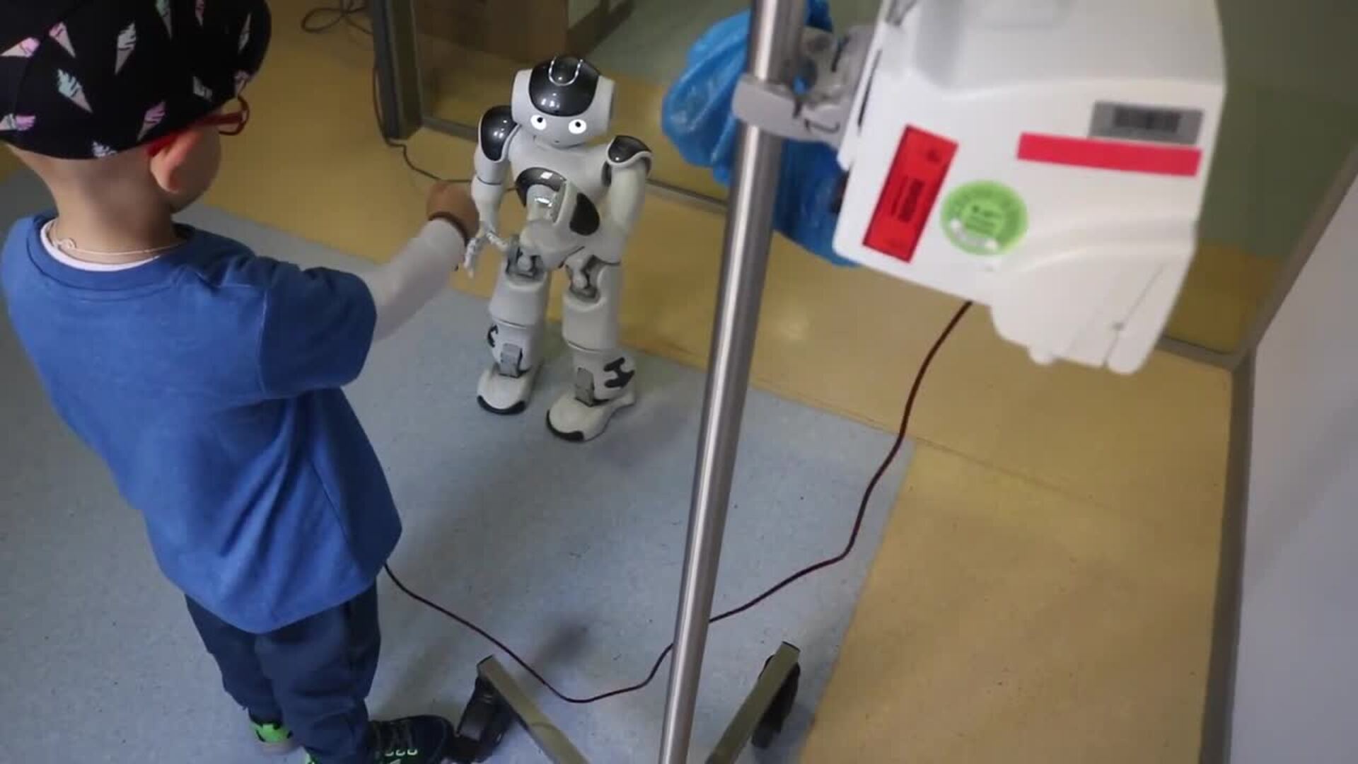 El robot Curro interactúa con un menor hospitalizado en oncología | Ideal