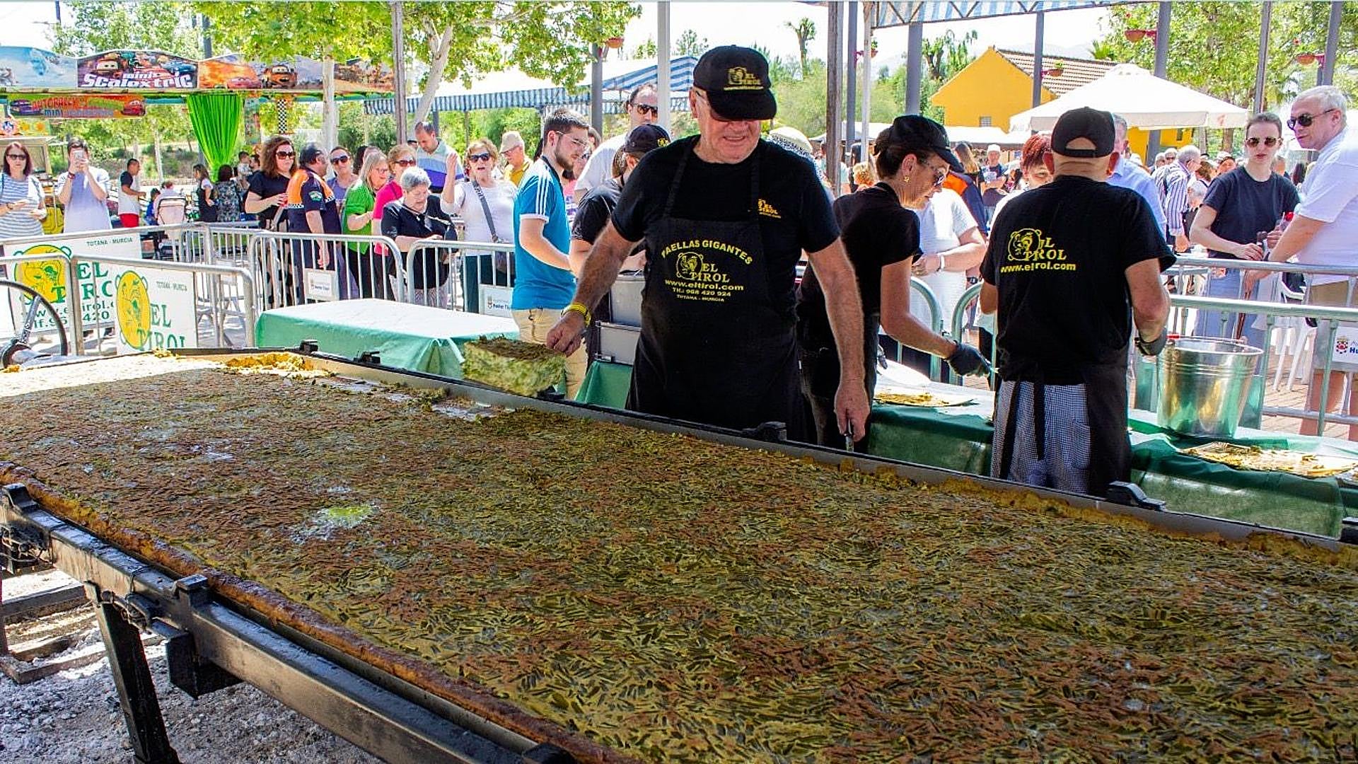 Huétor Tájar elabora la tortilla de espárragos más grande del mundo | Ideal