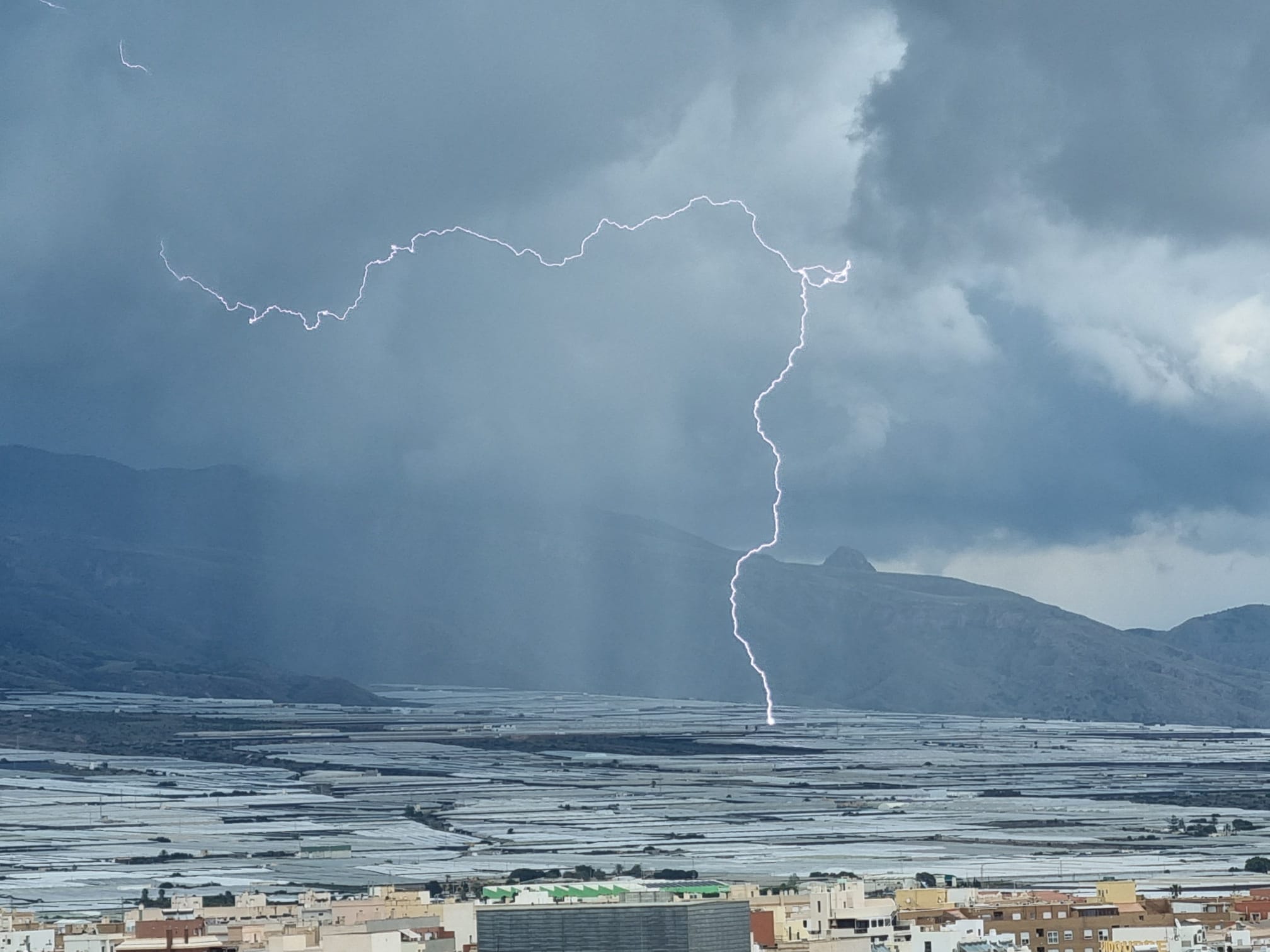 La espectacular imagen de un rayo cayendo en Almería | Ideal