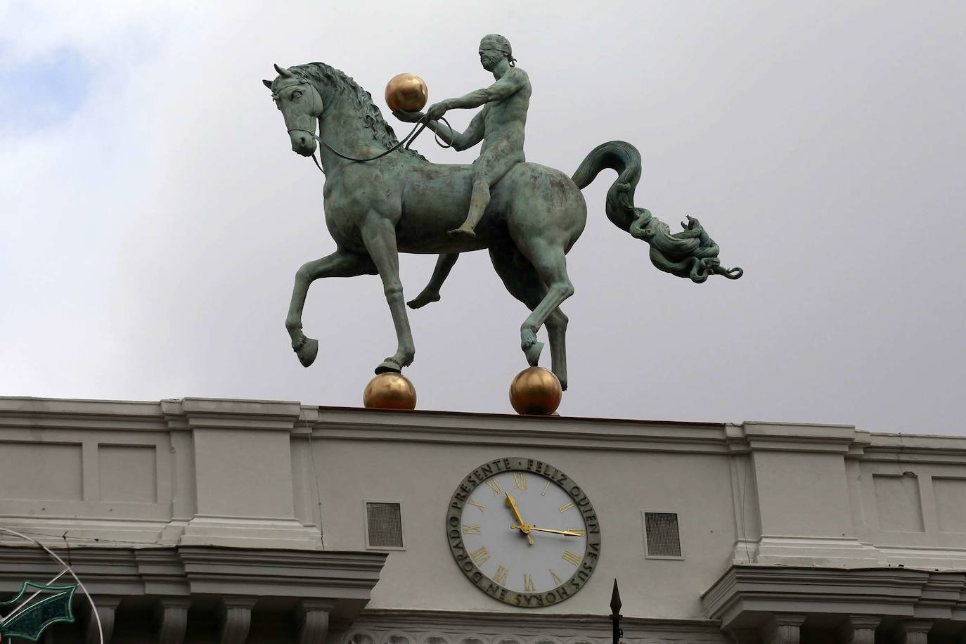 El enigma de la firma borrada del caballo del Ayuntamiento | Ideal